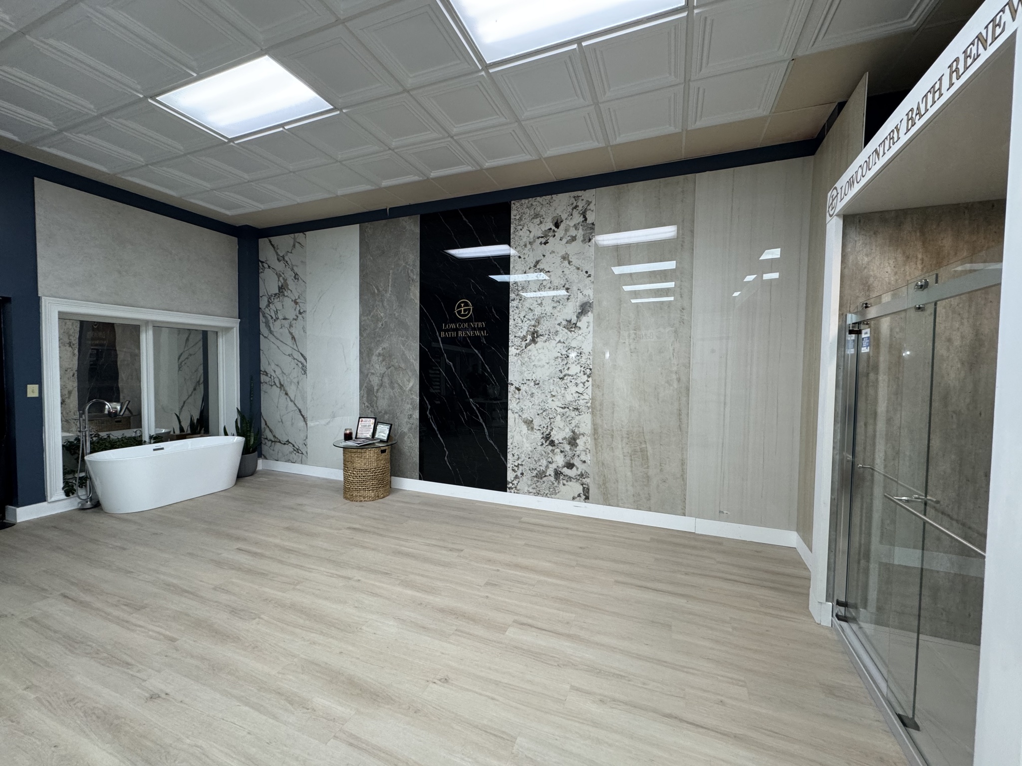 NEW SHOWER SOURRANDINGS PORCELAIN KITS - Hotel Project Leads